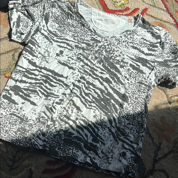 knit de knit | Tops | Silver Graphic Relaxed Tshirt | Poshmark